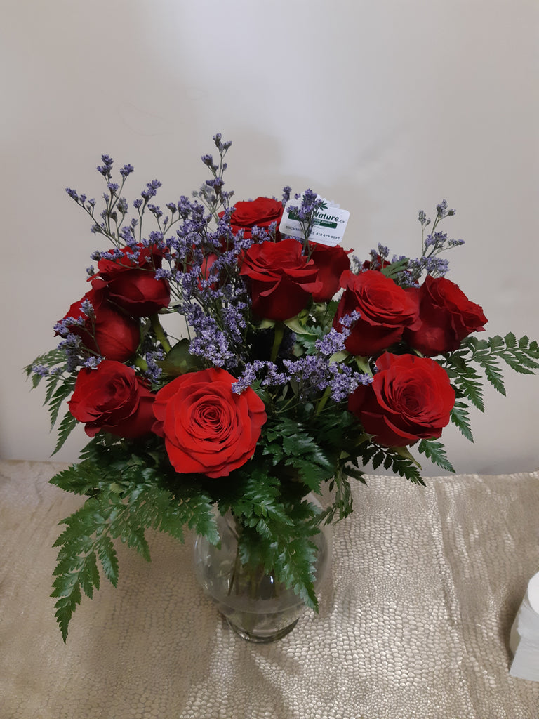 Arrangement floral avec 12 Roses rouges avec une touche lilas (vase ...