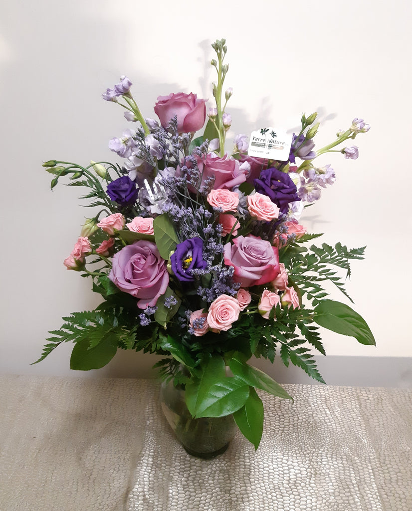 Arrangement floral mauve avec Roses et Lisianthus dans les tons de ...